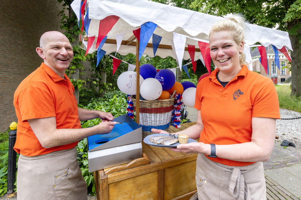 Visspecialist van der Schuit trakteert kinderen op gratis haring